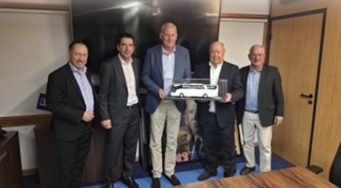 Grupo Barraqueiro recebe o 600.º Mercedes-Benz Tourismo - Mais Algarve